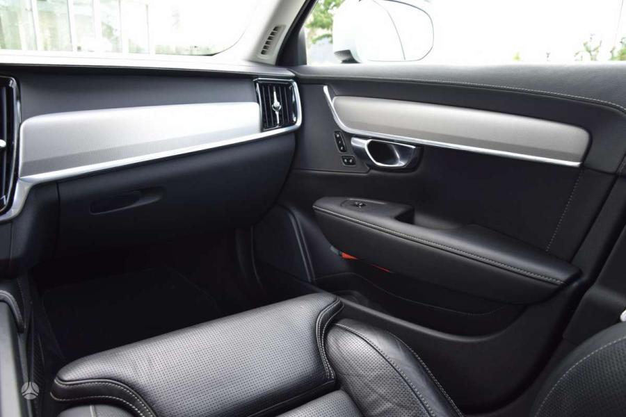 White Volvo V90 2017 in Vilnius, with an engine capacity of 1.97 L and mileage of 273 thousand km for 18250 €, photo 25 on AUTOMOTO.COM.LV