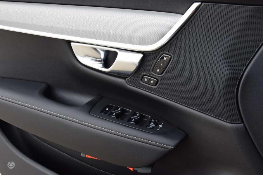 White Volvo V90 2017 in Vilnius, with an engine capacity of 1.97 L and mileage of 273 thousand km for 18250 €, photo 34 on AUTOMOTO.COM.LV