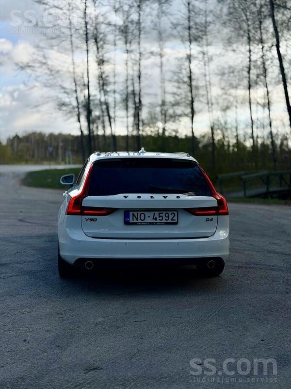 White Volvo V90 2017 in Jelgava, with an engine capacity of 2.00 L and mileage of 312 thousand km for 14500 €, photo 5 on AUTOMOTO.COM.LV