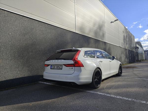 White Volvo V90 2017 in Parnu, with an engine capacity of 2.00 L and mileage of 287 thousand km for 19500 €, photo 4 on AUTOMOTO.COM.LV