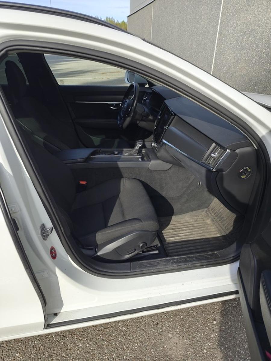 Balts Volvo V90 2017 Pērnava, ar dzinēja tilpumu 2.00 L un nobraukumu 287 tūkst. km par 19500 €, foto 22 vietnē AUTOMOTO.COM.LV