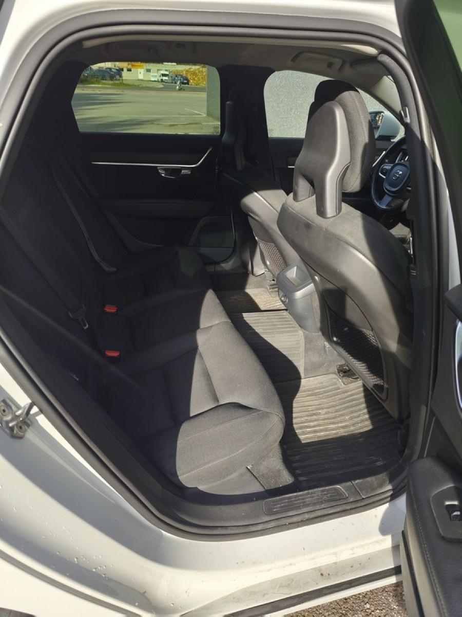Balts Volvo V90 2017 Pērnava, ar dzinēja tilpumu 2.00 L un nobraukumu 287 tūkst. km par 19500 €, foto 23 vietnē AUTOMOTO.COM.LV