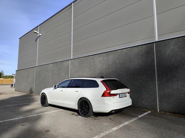 White Volvo V90 2017 in Parnu, with an engine capacity of 2.00 L and mileage of 287 thousand km for 19500 €, photo 6 on AUTOMOTO.COM.LV