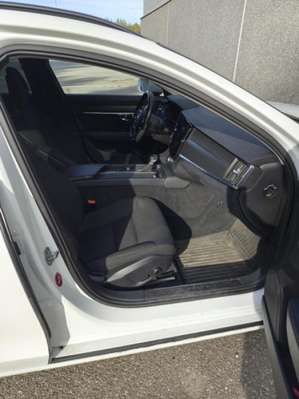 White Volvo V90 2017 in Parnu, with an engine capacity of 2.00 L and mileage of 287 thousand km for 19500 €, photo 9 on AUTOMOTO.COM.LV