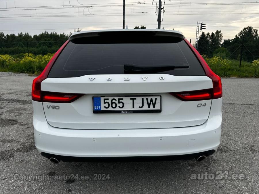 Balts Volvo V90 2018 Tallina, ar dzinēja tilpumu 2.00 L un nobraukumu 97 tūkst. km par 25900 €, foto 5 vietnē AUTOMOTO.COM.LV