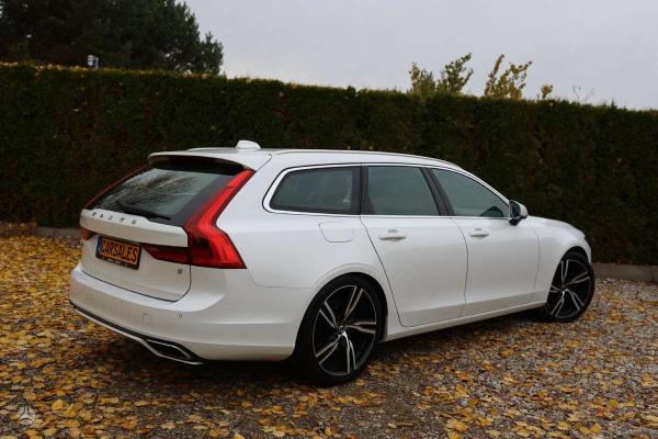 White Volvo V90 2018 in Alytus, with an engine capacity of 2.00 L and mileage of 275 thousand km for 15700 €, photo 4 on AUTOMOTO.COM.LV