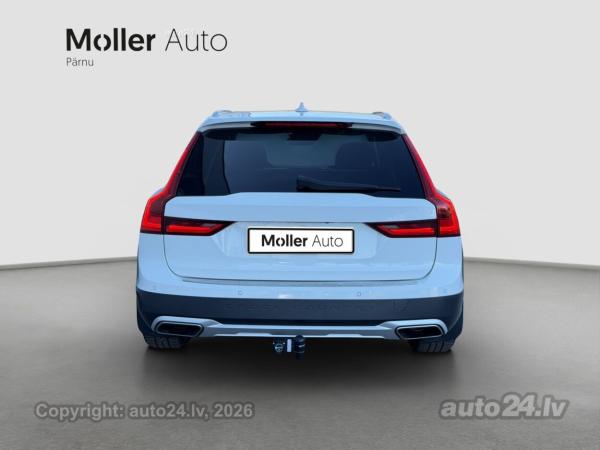White Volvo V90 2018 in Parnu, with an engine capacity of 2.00 L and mileage of 211 thousand km for 21900 €, photo 4 on AUTOMOTO.COM.LV