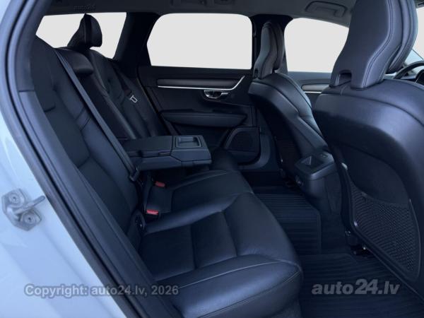 White Volvo V90 2018 in Parnu, with an engine capacity of 2.00 L and mileage of 211 thousand km for 21900 €, photo 7 on AUTOMOTO.COM.LV