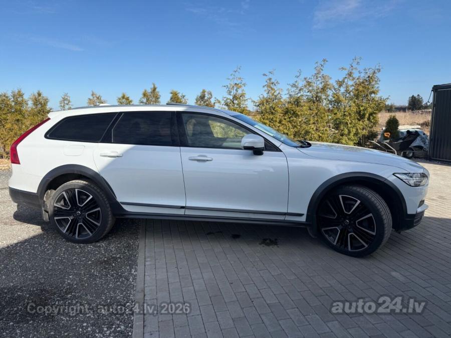 Balts Volvo V90 2018 Tallina, ar dzinēja tilpumu 2.00 L un nobraukumu 176 tūkst. km par 25790 €, foto 2 vietnē AUTOMOTO.COM.LV