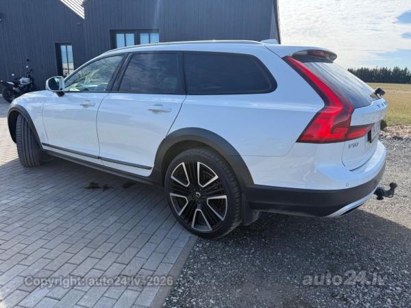 Balts Volvo V90 2018 Tallina, ar dzinēja tilpumu 2.00 L un nobraukumu 176 tūkst. km par 25790 €, foto 3 vietnē AUTOMOTO.COM.LV