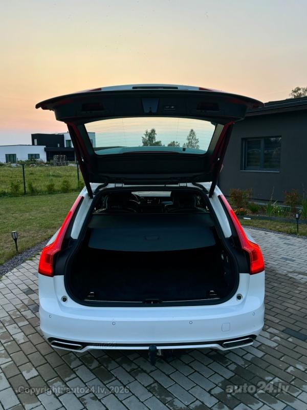 White Volvo V90 2018 in Tartu, with an engine capacity of 2.00 L and mileage of 171 thousand km for 21900 €, photo 8 on AUTOMOTO.COM.LV