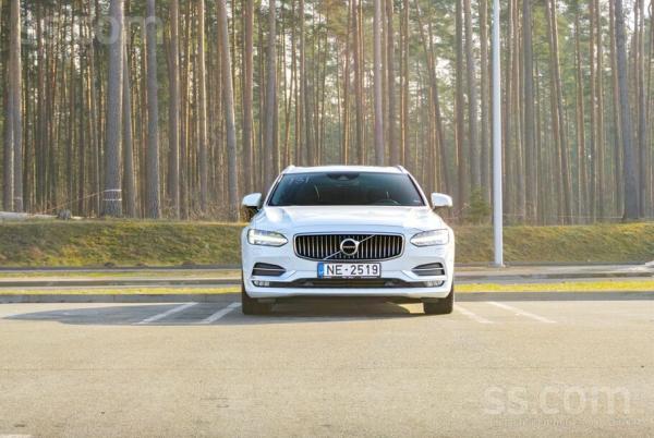 White Volvo V90 2018 in Riga, with an engine capacity of 2.00 L and mileage of 206 thousand km for 15590 €, photo 3 on AUTOMOTO.COM.LV