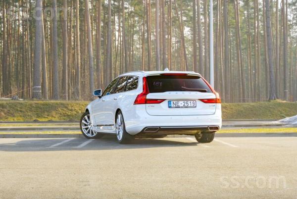 White Volvo V90 2018 in Riga, with an engine capacity of 2.00 L and mileage of 206 thousand km for 15590 €, photo 8 on AUTOMOTO.COM.LV