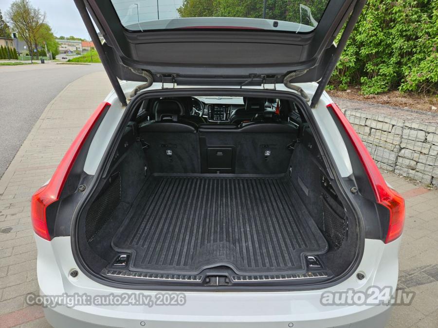 Balts Volvo V90 2018 Kunda, ar dzinēja tilpumu 2.00 L un nobraukumu 151 tūkst. km par 24999 €, foto 5 vietnē AUTOMOTO.COM.LV