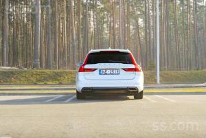 White Volvo V90 2018 in Riga, with an engine capacity of 2.00 L and mileage of 206 thousand km for 15190 €, photo 8 on AUTOMOTO.COM.LV