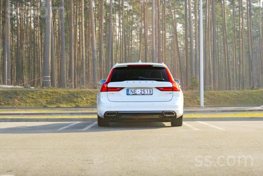 White Volvo V90 2018 in Riga, with an engine capacity of 2.00 L and mileage of 206 thousand km for 15190 €, photo 8 on AUTOMOTO.COM.LV