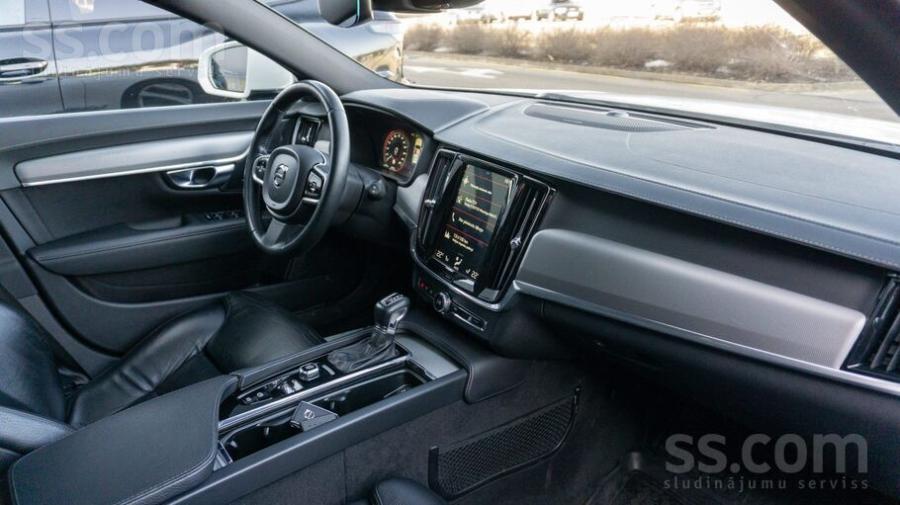 White Volvo V90 2018 in Riga, with an engine capacity of 2.00 L and mileage of 206 thousand km for 15190 €, photo 12 on AUTOMOTO.COM.LV