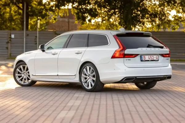 Balts Volvo V90 2018 Jelgava, ar dzinēja tilpumu 2.00 L un nobraukumu 177 tūkst. km par 21500 €, foto 5 vietnē AUTOMOTO.COM.LV