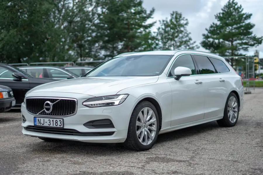 Balts Volvo V90 2018 Liepāja, ar dzinēja tilpumu 2.00 L un nobraukumu 233 tūkst. km par 15000 €, foto 1 vietnē AUTOMOTO.COM.LV