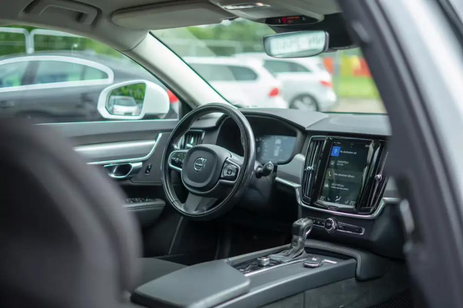 Balts Volvo V90 2018 Liepāja, ar dzinēja tilpumu 2.00 L un nobraukumu 233 tūkst. km par 15000 €, foto 16 vietnē AUTOMOTO.COM.LV