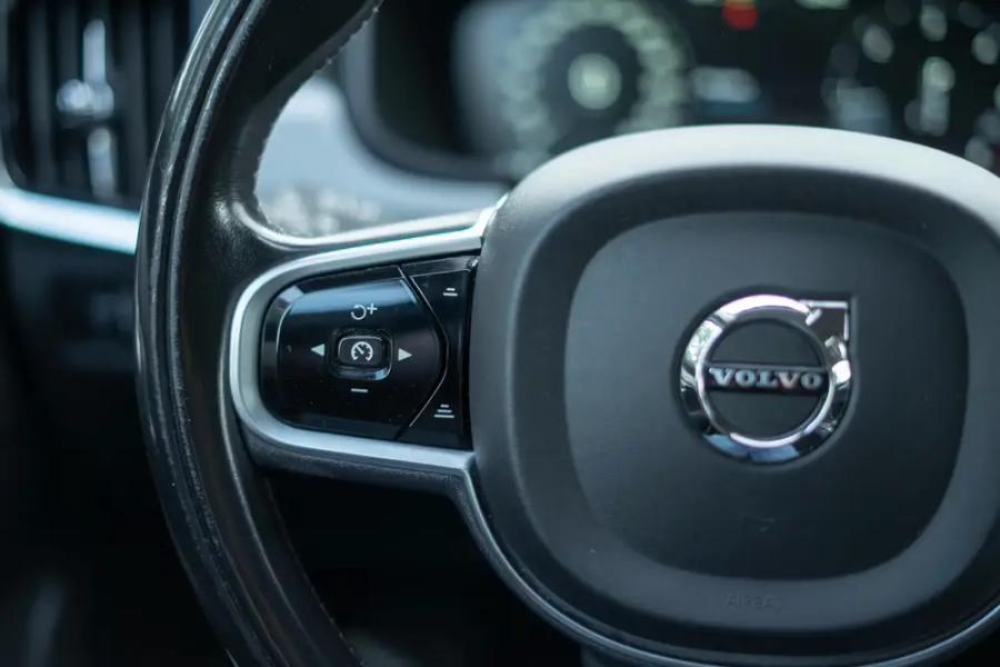 Balts Volvo V90 2018 Liepāja, ar dzinēja tilpumu 2.00 L un nobraukumu 233 tūkst. km par 15000 €, foto 18 vietnē AUTOMOTO.COM.LV