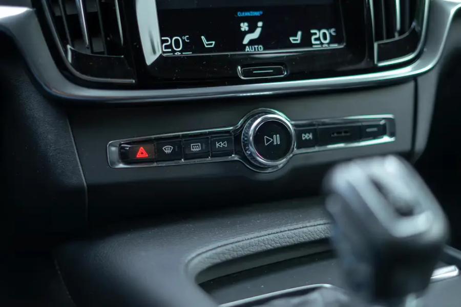 Balts Volvo V90 2018 Liepāja, ar dzinēja tilpumu 2.00 L un nobraukumu 233 tūkst. km par 15000 €, foto 20 vietnē AUTOMOTO.COM.LV