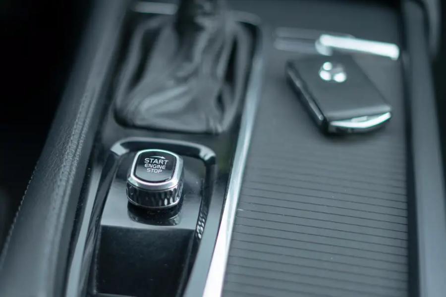 Balts Volvo V90 2018 Liepāja, ar dzinēja tilpumu 2.00 L un nobraukumu 233 tūkst. km par 15000 €, foto 21 vietnē AUTOMOTO.COM.LV