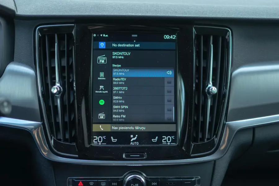 Balts Volvo V90 2018 Liepāja, ar dzinēja tilpumu 2.00 L un nobraukumu 233 tūkst. km par 15000 €, foto 24 vietnē AUTOMOTO.COM.LV