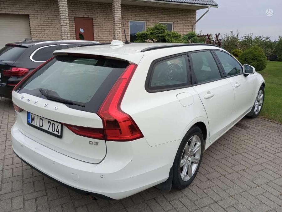 White Volvo V90 2018 in Kaunas, with an engine capacity of 1.97 L and mileage of 400 thousand km for 11300 €, photo 5 on AUTOMOTO.COM.LV