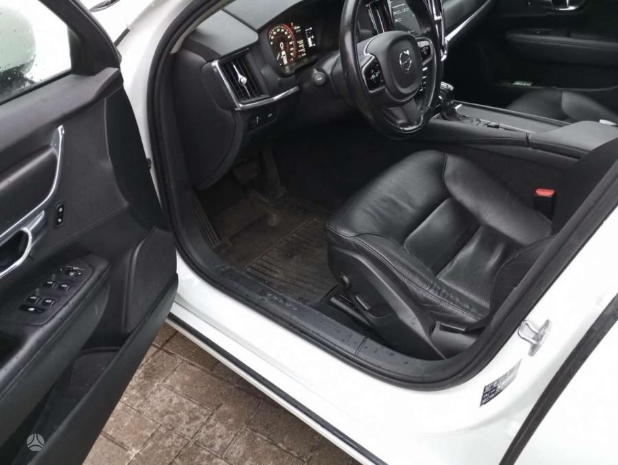 White Volvo V90 2018 in Kaunas, with an engine capacity of 1.97 L and mileage of 400 thousand km for 11300 €, photo 7 on AUTOMOTO.COM.LV