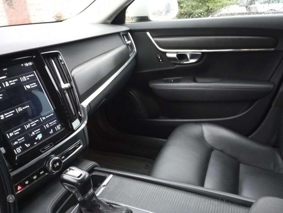 White Volvo V90 2018 in Kaunas, with an engine capacity of 1.97 L and mileage of 400 thousand km for 11300 €, photo 8 on AUTOMOTO.COM.LV