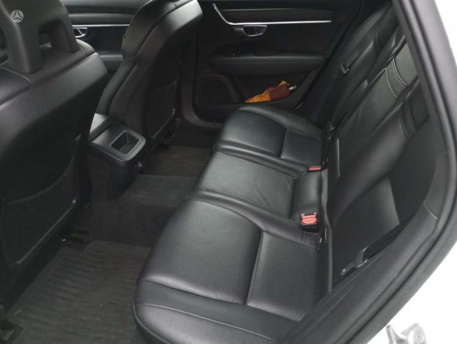 White Volvo V90 2018 in Kaunas, with an engine capacity of 1.97 L and mileage of 400 thousand km for 11300 €, photo 11 on AUTOMOTO.COM.LV