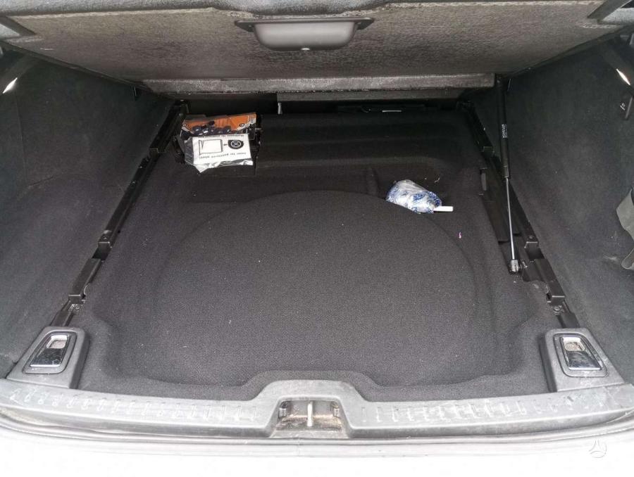 White Volvo V90 2018 in Kaunas, with an engine capacity of 1.97 L and mileage of 400 thousand km for 11300 €, photo 17 on AUTOMOTO.COM.LV