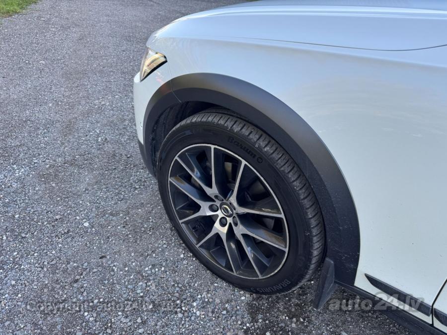 White Volvo V90 2018 in Tallinn, with an engine capacity of 2.00 L and mileage of 185 thousand km for 22900 €, photo 7 on AUTOMOTO.COM.LV
