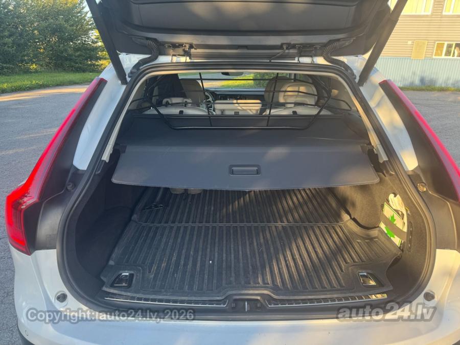 White Volvo V90 2018 in Tallinn, with an engine capacity of 2.00 L and mileage of 185 thousand km for 22900 €, photo 13 on AUTOMOTO.COM.LV