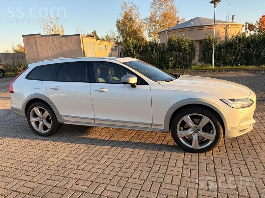 White Volvo V90 2018 in Ventspils, with an engine capacity of 2.00 L and mileage of 212 thousand km for 19500 €, photo 6 on AUTOMOTO.COM.LV