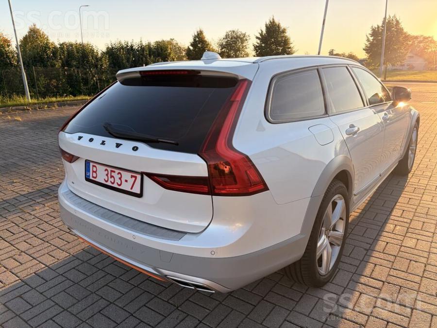 White Volvo V90 2018 in Ventspils, with an engine capacity of 2.00 L and mileage of 212 thousand km for 19500 €, photo 8 on AUTOMOTO.COM.LV