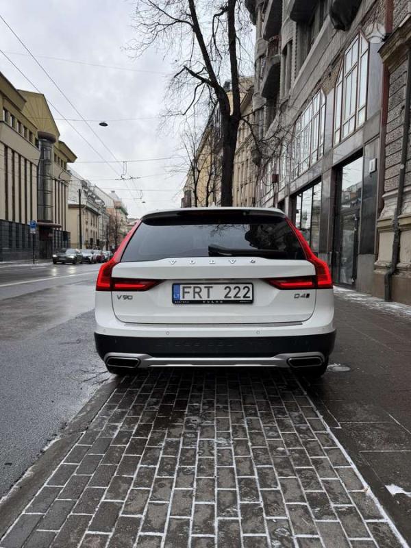 White Volvo V90 2019 in Vilnius, with an engine capacity of 1.97 L and mileage of 185 thousand km for 27999 €, photo 4 on AUTOMOTO.COM.LV