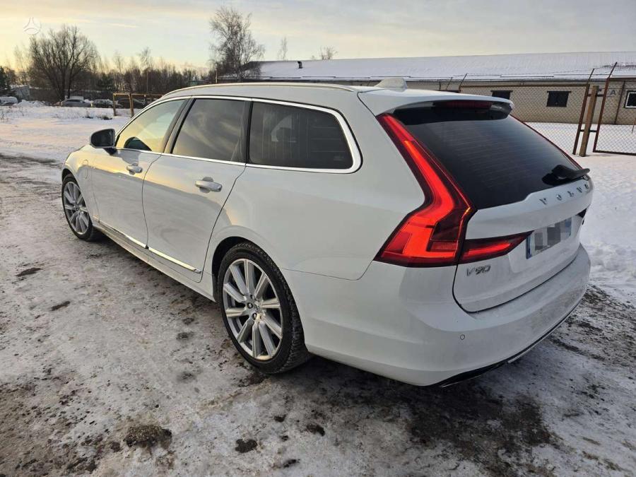 White Volvo V90 2019 in Taurage, with an engine capacity of 1.97 L and mileage of 222 thousand km for 19990 €, photo 3 on AUTOMOTO.COM.LV