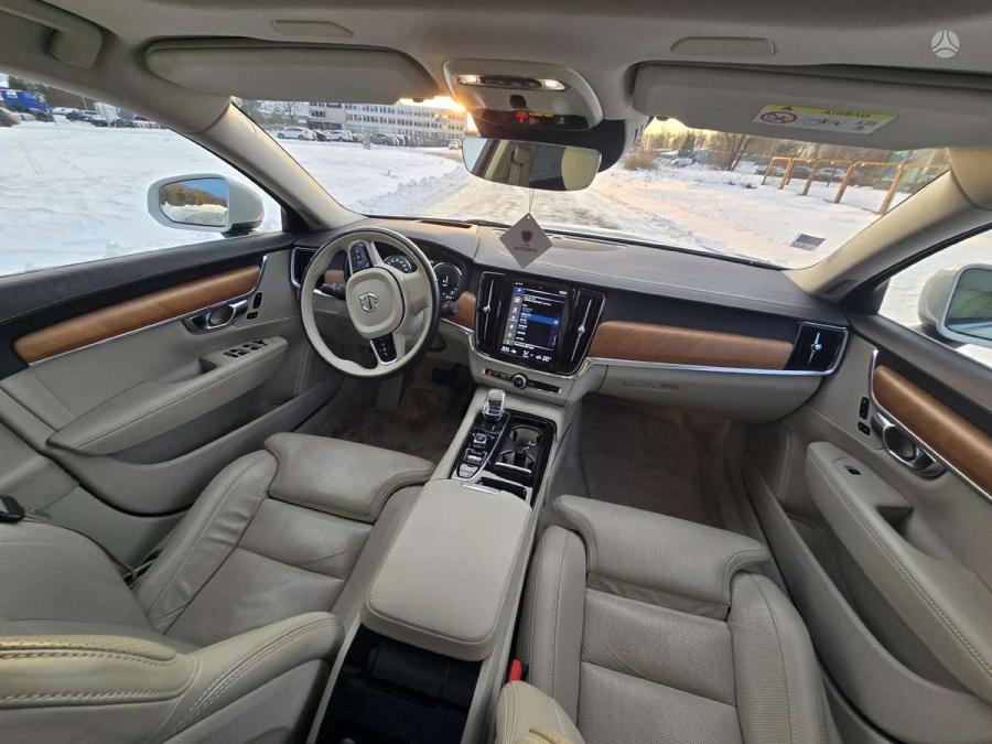 White Volvo V90 2019 in Taurage, with an engine capacity of 1.97 L and mileage of 222 thousand km for 19990 €, photo 7 on AUTOMOTO.COM.LV