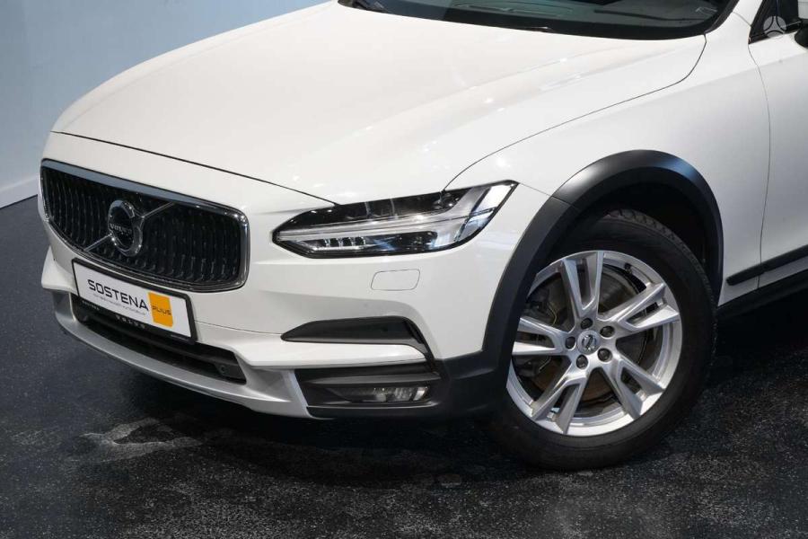 White Volvo V90 2019 in Vilnius, with an engine capacity of 1.97 L and mileage of 185 thousand km for 27500 €, photo 22 on AUTOMOTO.COM.LV