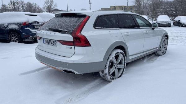 White Volvo V90 2019 in Kaunas, with an engine capacity of 1.97 L and mileage of 240 thousand km for 22400 €, photo 7 on AUTOMOTO.COM.LV