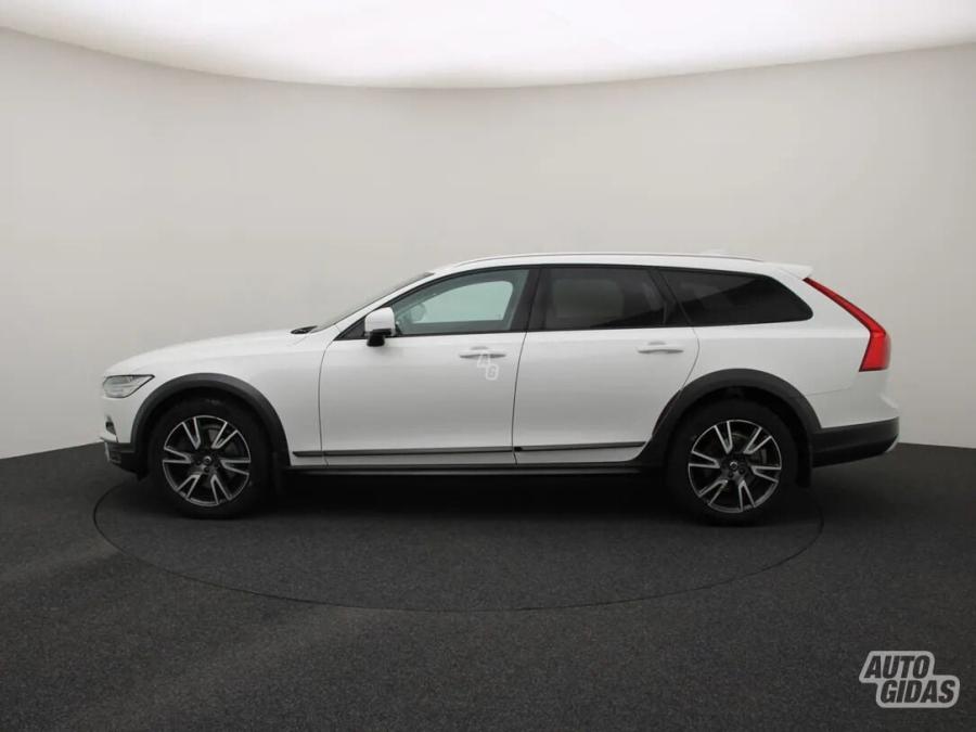 White Volvo V90 2019 in Vilnius, with an engine capacity of 2.00 L and mileage of 269 thousand km for 19799 €, photo 6 on AUTOMOTO.COM.LV