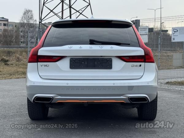 Balts Volvo V90 2019 Pērnava, ar dzinēja tilpumu 2.00 L un nobraukumu 207 tūkst. km par 23500 €, foto 4 vietnē AUTOMOTO.COM.LV
