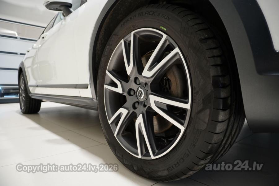 White Volvo V90 2019 in Tallinn, with an engine capacity of 2.00 L and mileage of 157 thousand km for 22500 €, photo 6 on AUTOMOTO.COM.LV