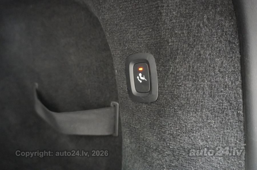 White Volvo V90 2019 in Tallinn, with an engine capacity of 2.00 L and mileage of 157 thousand km for 22500 €, photo 10 on AUTOMOTO.COM.LV