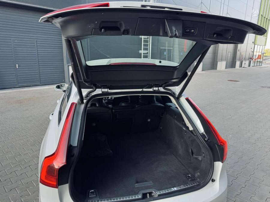 White Volvo V90 2019 in Kaunas, with an engine capacity of 1.97 L and mileage of 487 thousand km for 7700 €, photo 34 on AUTOMOTO.COM.LV