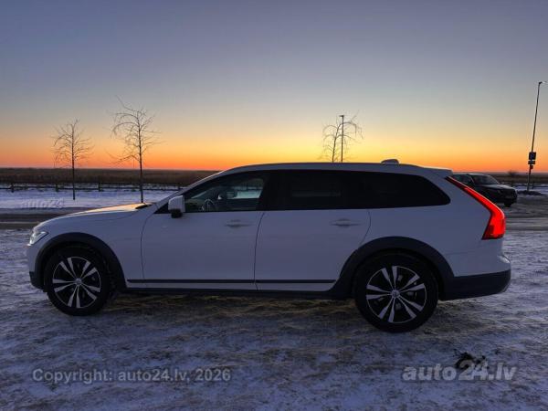 Balts Volvo V90 2020 Tallina, ar dzinēja tilpumu 2.00 L un nobraukumu 214 tūkst. km par 27900 €, foto 3 vietnē AUTOMOTO.COM.LV