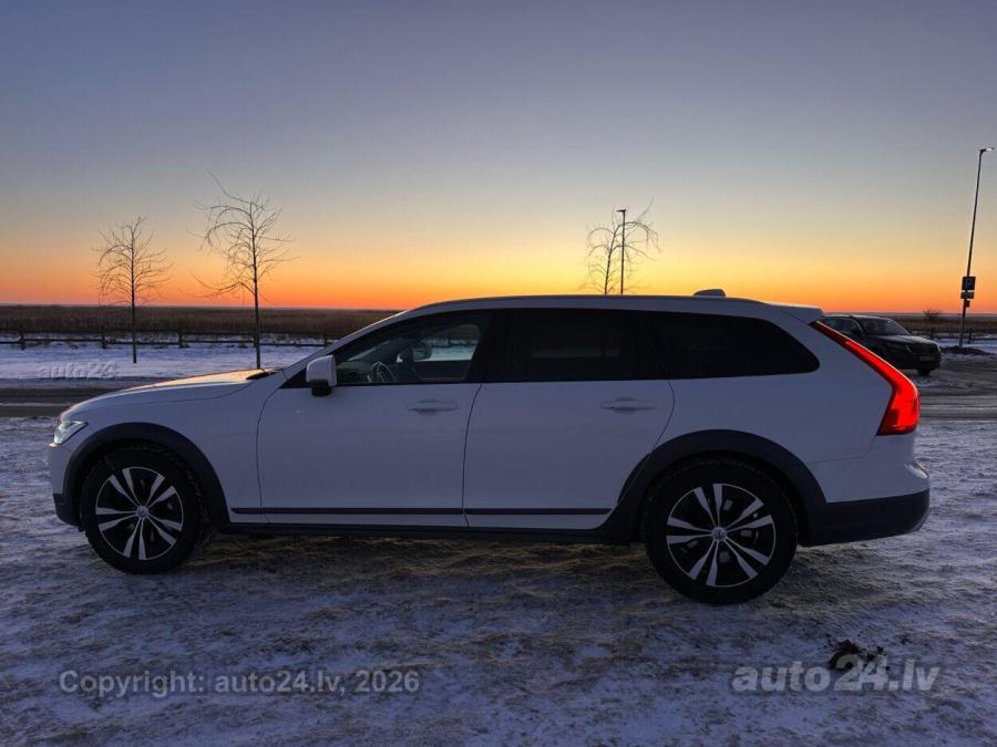 White Volvo V90 2020 in Tallinn, with an engine capacity of 2.00 L and mileage of 214 thousand km for 27900 €, photo 3 on AUTOMOTO.COM.LV