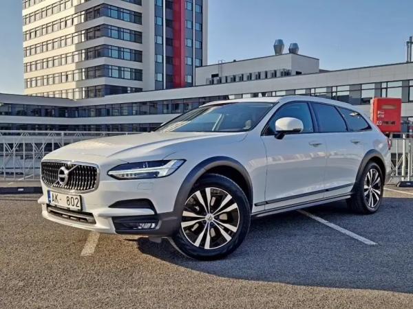 White Volvo V90 2020 in Riga, with an engine capacity of 2.00 L and mileage of 84 thousand km for 35695 €, photo 1 on AUTOMOTO.COM.LV